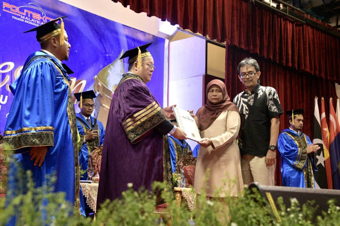 Ibu ayah hiba terima skrol diploma arwah anak sulung - kedahgazette.com